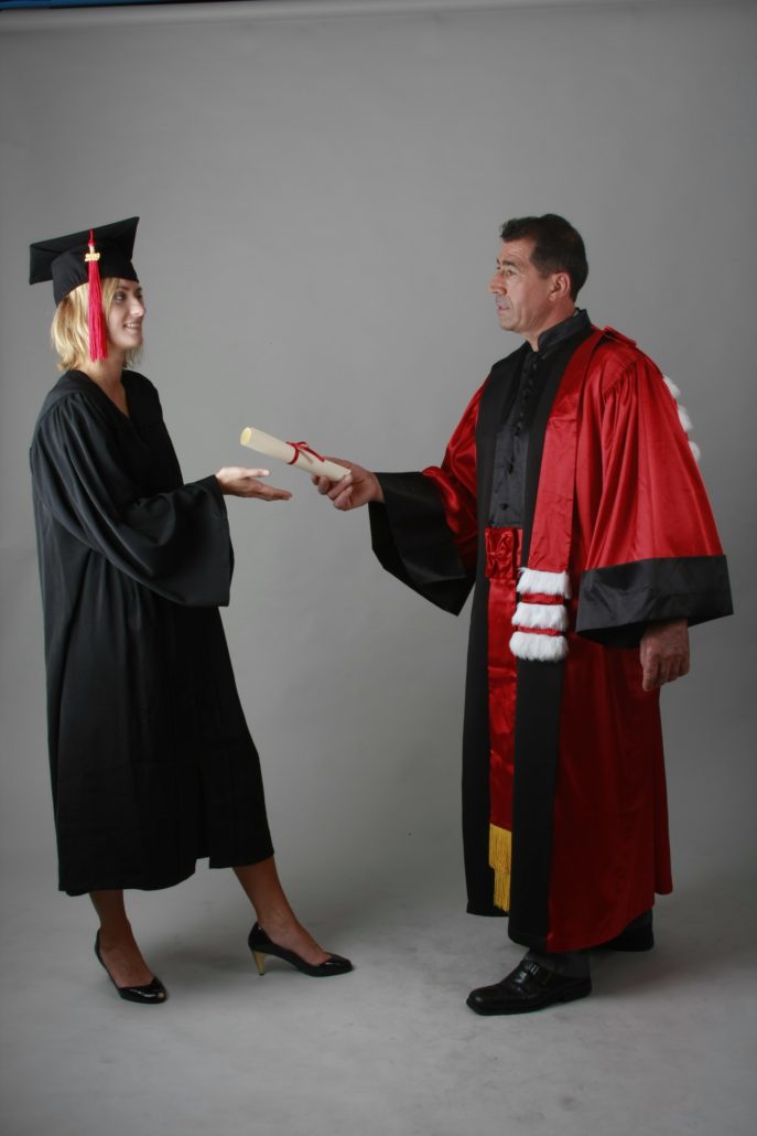 Location de toge & tenue de professeur - Robe universitaire | Diplomissimo